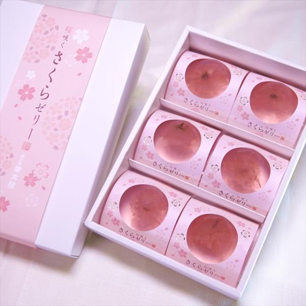 ゼリー一つ一つに桜の花が入っています。見た目にも美しく優しい甘みのゼリーに桜の風味が広がる特別な逸品です。名称/生菓子原材料名/グラニュー糖（国内製造）、桜リキュール、桜の花／増粘多糖類、クエン酸、香料、着色料（赤2、赤106）内容量/6個...