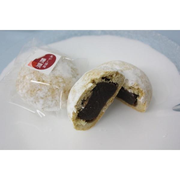 伝統の焦がしもろこし粉の味をおまんじゅうの皮に混ぜ、小豆の風味豊かに焼き上げたお菓子です。ほっとする甘さが香ばしく広がります。名称/和菓子原材料名/砂糖（国内製造）、小麦粉、小豆、卵、小豆粉、水飴、コンスターチ／トレハロース、膨張剤（一部に...