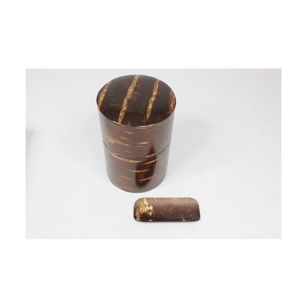 約200年の伝統がある角館町の工芸品山桜の樹皮を利用しアメ色の肌合いに目が引かれます。茶筒と茶さじがセットになっています。桜皮の総皮仕上げで桜の花びら模様が入っています。大きさ：【茶筒】高さ約11cm×幅横約7.5cm　　　　【茶み】縦約7...