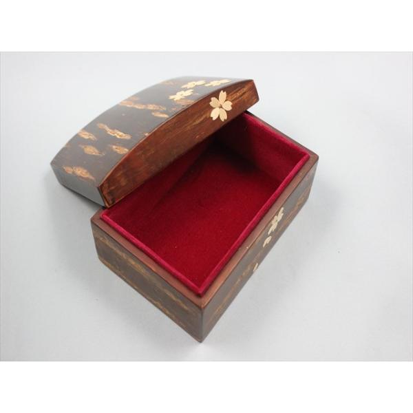 内側が柔らかい布なので小物に傷がつきにくい。　ふたの曲線がステキです。大きさ：縦約7.2cm×横約10.6cm×高さ約5.5cm※写真はサンプルです。実際の商品は桜皮の模様や色合いが異なる場合がございます。