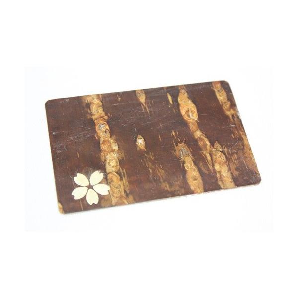 持ち運びに便利なカードサイズのミラー。お財布や名刺入れにも入っちゃいます。大きさ　約5.5cm×約8.5cm※写真はサンプルです。実際の商品は桜皮の模様や色合いが異なる場合がございます。