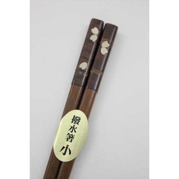 鉄刀木という木材を使用した樺細工の箸。桜の花びら模様が特徴です。品名/樺細工　合成漆器表面塗装の種類/ウレタン塗装素地の種類/天然木　桜皮大きさ/約21cm※写真はサンプルです。実際の商品は桜皮の模様や色合いが異なる場合がございます。