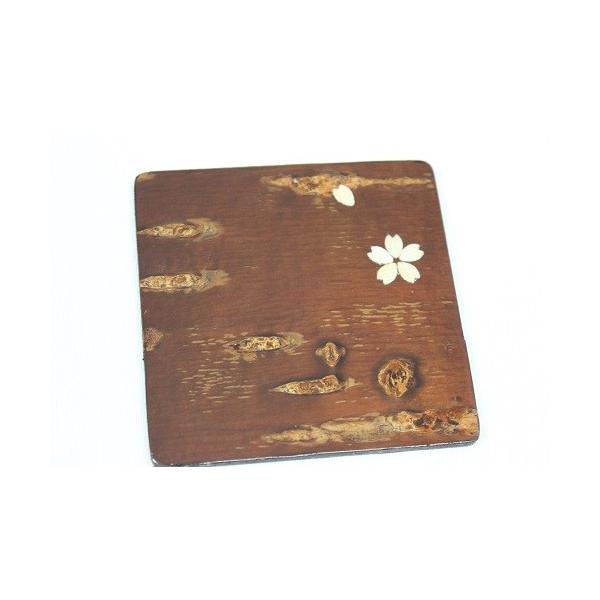 樺細工のコースター。コースターとしての使用はもちろん、一輪挿しの敷物としても使用できます。大きさ　縦約8cm×横約8cm※写真はサンプルです。実際の商品は桜皮の模様や色合いが異なる場合がございます。