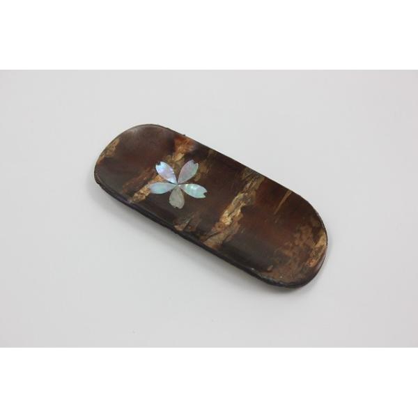 ラデンの模様が入った樺細工の茶みです。大きさ：縦約7cm×横約3cm※写真はサンプルです。実際の商品は桜皮の模様や色合いが異なる場合がございます。