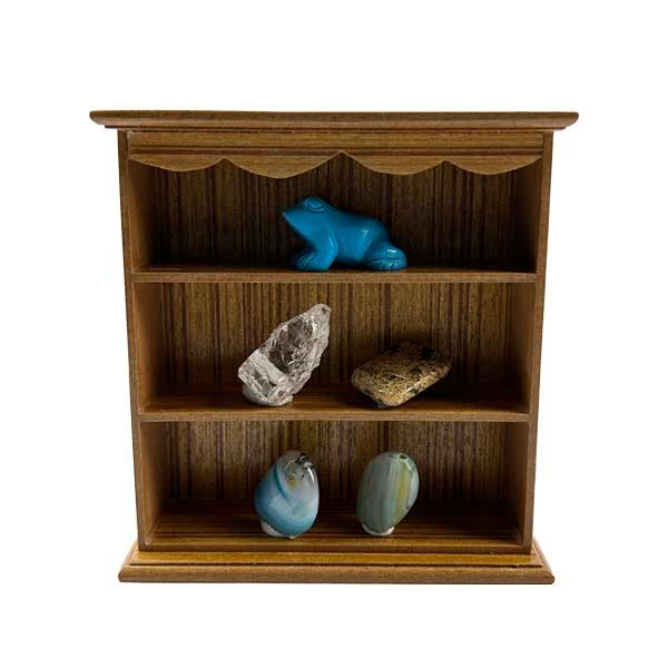 《素材》◇木　《サイズ》◇約W145 　D45　H142mm　　　　　それぞれの段の高さ　40ｍｍ◇塗装　茶色　　鉱物、お人形などを飾るのに便利です。店舗などショーケースなどにも大活躍いたします。ガラスがないぶん立体的な商品を強調できます。...