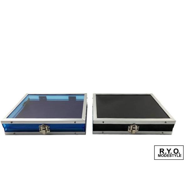 《素材》◇枠　プラスチック　ガラス　アルミ　中　レーヨンパイル100％　スポンジ(ポリウレタン)《サイズ》◇外寸　サイズ　W 203mm D 160mm H 47mm　《カラー》◇黒×黒　台紙(黒)　青×青 台紙(青)リング用ガラスケースで...