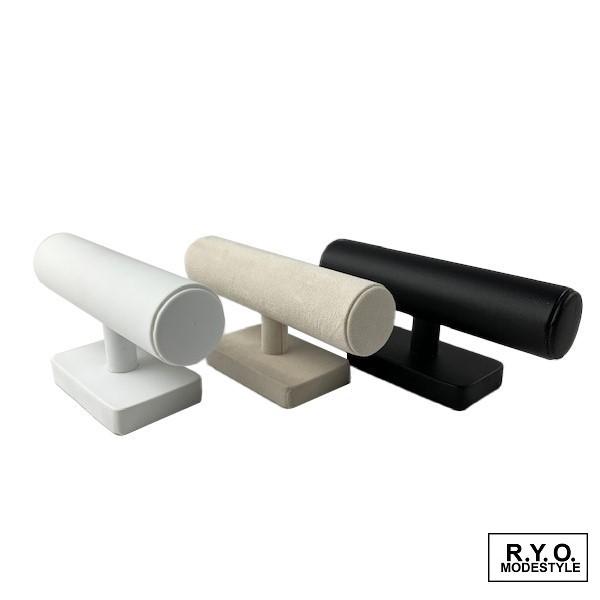 《素材》◇合皮　（黒・白）　レーヨン（ベージュ）　◇サイズ　W145 mm D45mm H70mm　　　　　掛ける部分の直系　約33mm《カラー》◇白　黒　ベージュとても小さなブレスレットスタンドです。ショーケースの中に入れる事ができますの...