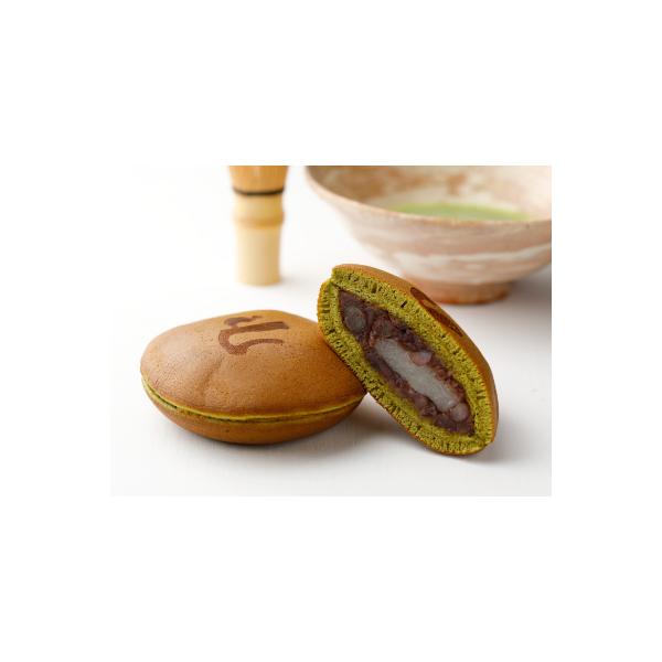 国産豆乳と西尾抹茶を配合した生地を、昔ながらの製法で焼き上げ、北海道産小豆餡ともちもちの求肥をサンドいたしました。１つ１つ職人が焼き上げた香ばしいどら焼きは、お茶菓子にも最適。甘さ控えめに仕上げてございます。弊社のどら焼きは、昔ながらの配合...