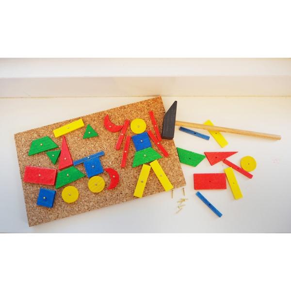 　色板をコルク板にハンマーで打ちつけ、パターンを作って遊ぶドイツ・デュシマ社の木のおもちゃです。釘を打ち込みながら、子どもは大工さんの気分。堅いブナ材でできた色板は手触りが良く、日本の子どもたちに（小さな大工さん）の名で３０年以上親しまれて...
