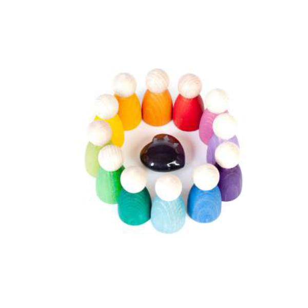 12人のNinsのセット。 お話の世界を再現したり、積み木の街に組み入れたりして遊ぶことができます。収納袋付き。　　※写真中央のハートは入りません。  グラパットは継続可能な森の木材を使い、染料はヨーロッパの厳しい安全基準に従って水性で非毒...