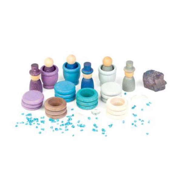 冬をイメージしたセットです。Nins3個、帽子付3個、カップ3個、コイン9個、リング9個が入っています。お話の世界を再現したり、積み木の街に組み入れたりして遊ぶことができます。 〇グラパットは継続可能な森の木材を使い、染料はヨーロッパの厳し...