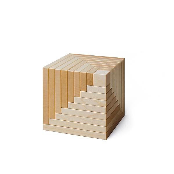 　キュービックスを発展させたクラーセン氏の傑作、セラ。立方体を入れ子のように分割した構造が見せる造形の美しさは秀逸です。クラーセン氏が「両手で包み込めるこの立方体に宇宙の原理が内蔵されている」と説くロングセラーの積み木です。■サイズ　　　　...