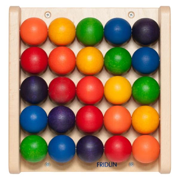 ドイツ FRIDLIN社 の壁掛け木製遊具「ローラー遊び」です。壁に取り付けて遊びます。ボードに並んでいる６色２５個のカラフルな木の玉。指で上下にクルクルと回したり、色の名前を言ったり数を数えてみたり。ごくシンプルで初歩の遊びを通して脳や指...