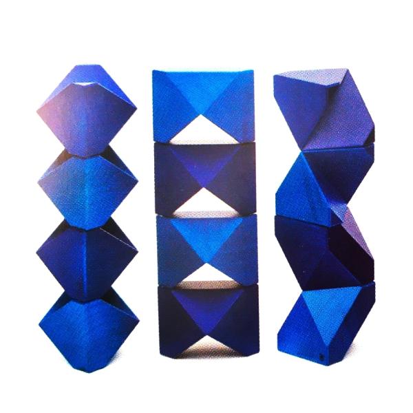 　４５度の深い切込みをはじめ、複雑なカットを施した多面体の積木です。見せる面を変えてパーツを積み上げると様々なパターンができます。ネフスピールなど５ｃｍのネフ社の積木を組み合わせることも可能です。青の濃淡２色、１６ピース入り。若手プロダクト...