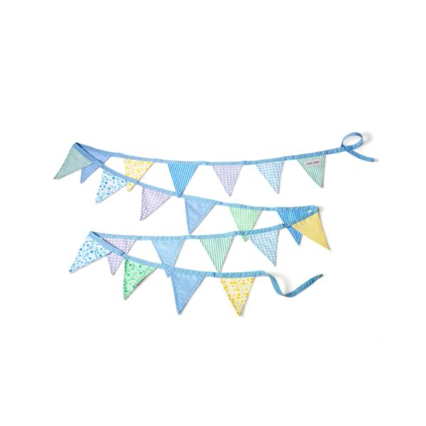 　スウェーデンのoskar&amp;ellen社のガーランドです。2枚地になっていて表側も裏側も生地の模様が出るので、空間を横断させたり巻き付けて使ってもきれいに見えます。３ｍの長さの中に、種類の違うファブリックの旗が２１枚並んでおり、華や...