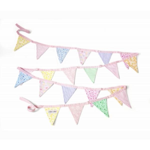 　スウェーデンのoskar&amp;ellen社のガーランドです。2枚地になっていて表側も裏側も生地の模様が出るので、空間を横断させたり巻き付けて使ってもきれいに見えます。３ｍの長さの中に、種類の違うファブリックの旗が２１枚並んでおり、華や...