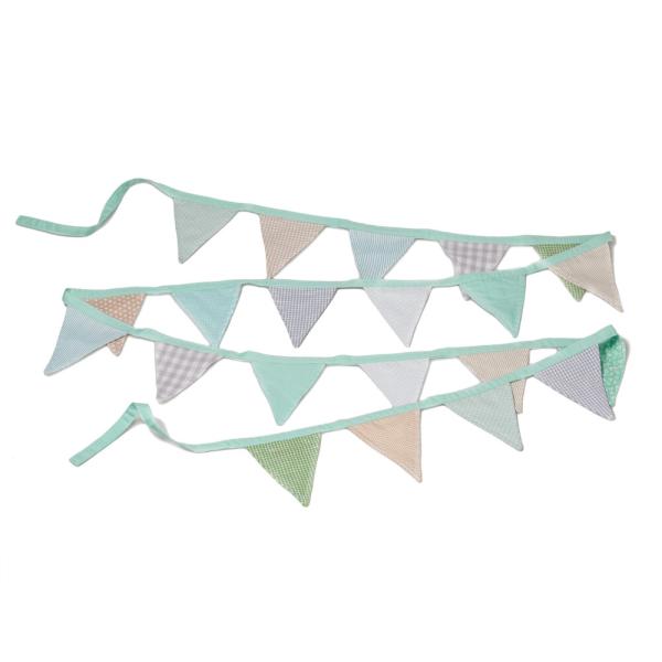 　スウェーデンのoskar&amp;ellen社のガーランドです。2枚地になっていて表側も裏側も生地の模様が出るので、空間を横断させたり巻き付けて使ってもきれいに見えます。３ｍの長さの中に、種類の違うファブリックの旗が２１枚並んでおり、華や...