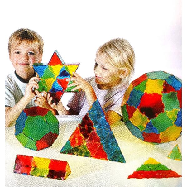 　すりガラスのような半透明カラーのセットです。1970年代初めにイギリスで構想が誕生したポリドロンは、三角形・四角形・五角形・六角形のパーツをつないで遊ぶ構成玩具です。試行錯誤の上完成したパーツの厚みは３mmもあり頑丈で、ポリドロンの特徴と...