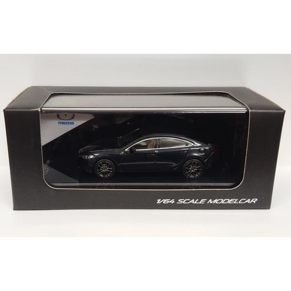 「1/64 ミニカー マツダ アテンザ セダン（2015）」です。※箱パッケージに多少のすり傷があります。透明ケースの露出している部分にも細かなすり傷があります。あらかじめご了承ください。