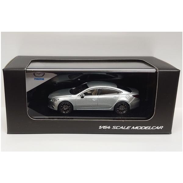 「1/64 ミニカー マツダ アテンザ セダン（2015）」です。※箱パッケージに多少のすり傷があります。透明ケースの露出している部分にも細かなすり傷があります。あらかじめご了承ください。