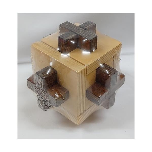 プレートが重なり合ったブロックです。ブロックを分解したり組み立てたりするパズルです。【立方体のサイズ：一辺約9cm】※外箱に汚れ、テープの劣化による剥がれ、変色などの傷みがあります。あらかじめご了承ください。