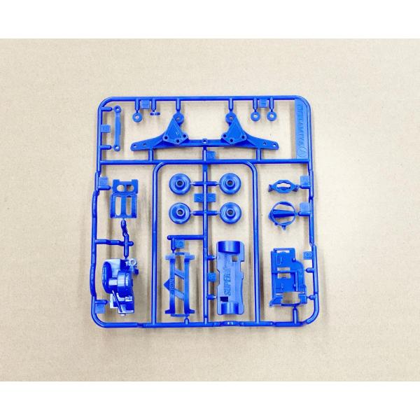 ミニ四駆スーパー２シャーシ用Aパーツ（ギアカバー） ブルーのばら売り単品販売です。「ビクトリーマグナム プレミアム」「ダッシュ１号・皇帝（エンペラー）プレミアム」などに採用されています。＊＊＊＊＊＊＊＊＊＊＊＊＊＊＊スーパーIIシャーシ　ス...