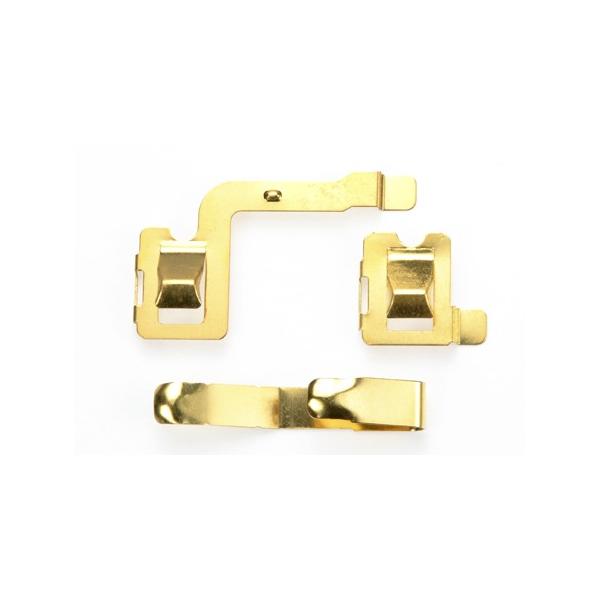 【マシンの性能アップやセッティングに役立つパーツです】スーパーIIシャーシの電池金具にゴールドメッキを施しました。ゴールドメッキは接点部分の酸化防止効果があり、電気まわりのメンテナンスサイクルを伸ばすだけでなく、輝くゴールドカラーはシャーシ...