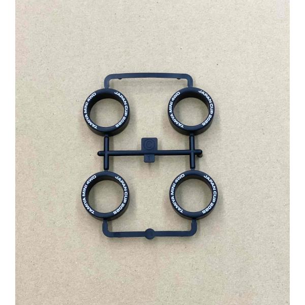 ミニ四駆中径ローハイトタイヤ（スーパーハードタイプ）のばら売り単品販売です。「J-CUP2025」のホワイトプリント入り。「クロススピアー01 J-CUP2025」に採用されています。