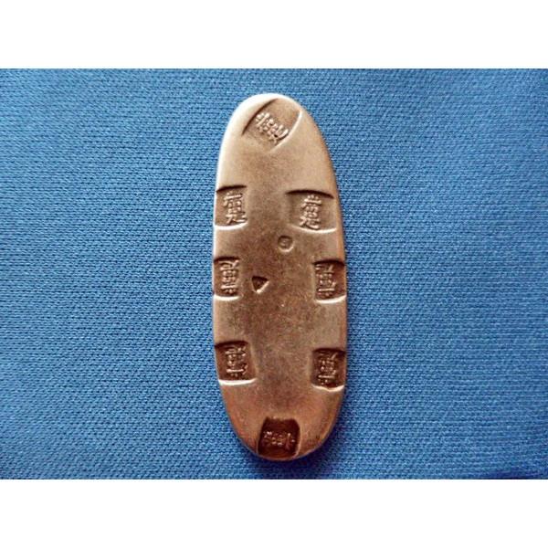 慶長丁銀 金属製 レプリカ 古銭●サイズ 約4.8×1.7cm ●重さ　 約１４ｇ ●材質  金属製(亜鉛 真鍮 銅 ニッケル等使用)●慶長丁銀とは、江戸時代の初期(1601年)に鋳造開始された丁銀の一種です。重さを量って取引に使用された秤...