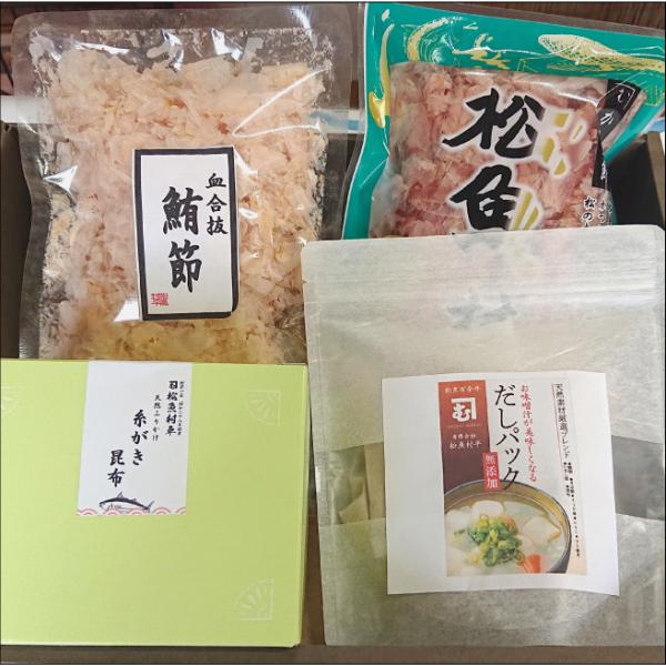 送料無料（ラッピング・送料込みで規格されたギフト商品）でお届けします。かつお節の本場”枕崎産”のみを使用した、こだわりのかつお節と、料亭のお吸い物のお出汁に使用されるまぐろ節、かつお節の粉末を主に、さば節・うるめ・いりこ・昆布・乾ししいたけ...