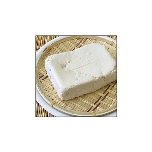 送料無料（ラッピング・送料込みで企画されたギフト商品）でお届けします。大正時代から豆腐を作って来た小沢食品がお届けするお父さんに作ってもらいたい豆腐作りセットです。ギフト用に竹かごに入れてお届けします。大豆から作るセットです。大豆は茨城県産...