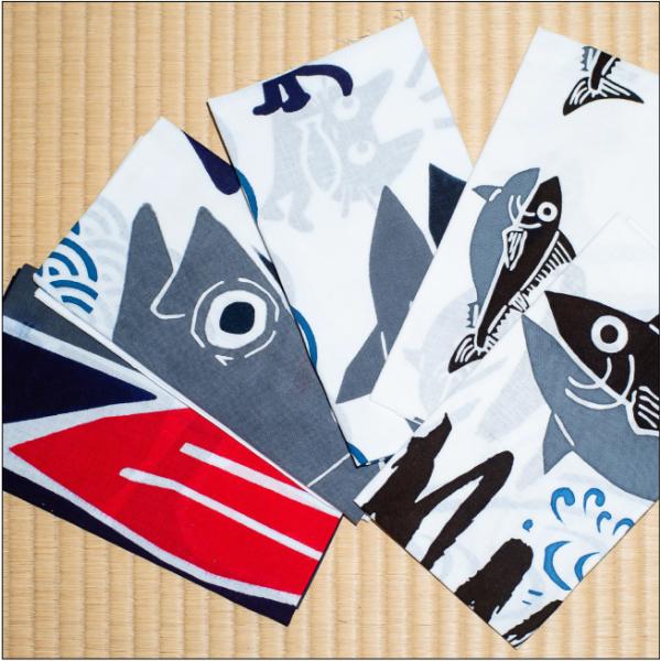 送料無料（ラッピング・送料込みで規格されたギフト商品）でお届けします。三富染物店は、神奈川県に１つだけ残る大漁旗の染物店です。三崎の大漁旗は「かながわの名産100選」にも選ばれています。その大漁旗をモチーフに、マグロの手ぬぐいを作りました。...