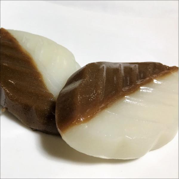 送料無料（ラッピング・送料込みで企画されたギフト商品）でお届けします。木の葉型のべこ餅は北海道にしかない和菓子です。野島のべこ餅は、独自の密着包装を施し殺菌処理された和菓子です。黒生地には沖縄波照間島産の黒糖を使用しています。【生産者】野島...