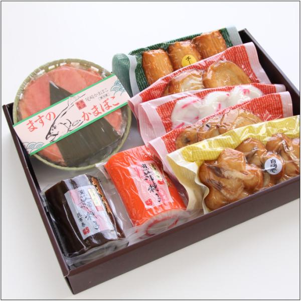 送料無料（ラッピング・送料込みで企画されたギフト商品）でお届けします。魚津の尾崎かまぼこ館のオリジナルのますのかまぼこ、太巻きかまぼこなど人気の商品のセットです。【生産者】尾崎かまぼこ館（富山県魚津市）【セット内容】【セット内容】ますのかま...