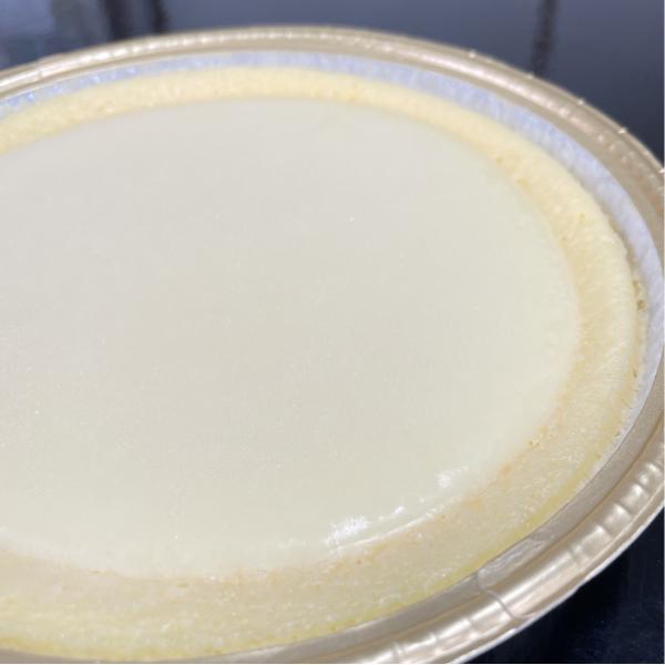 送料無料（ラッピング・送料込みで企画されたギフト商品）でお届けします。クッキー生地を底にだけ薄く敷き詰め、クリームチーズを滑らかに濾して焼き上げます。粗熱が取れたら、サワークリームを上部の内側に流して再度焼き上げて、爽やかに軽く食べていただ...