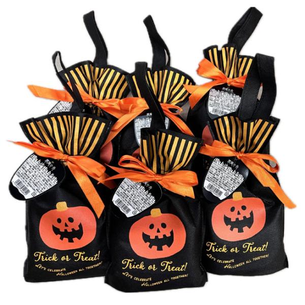 送料無料・ハロウィン専用BOX、ハロウィン専用手持ち袋にてお届けします。ハロウィンギフトに最適な「悪魔の舌」です。なにこれ〜、びっくり！、たべれるの〜？・竹炭で黒色に着色し、舌の形状にカットした田楽こんにゃく・若い人にもこんにゃくを食べても...