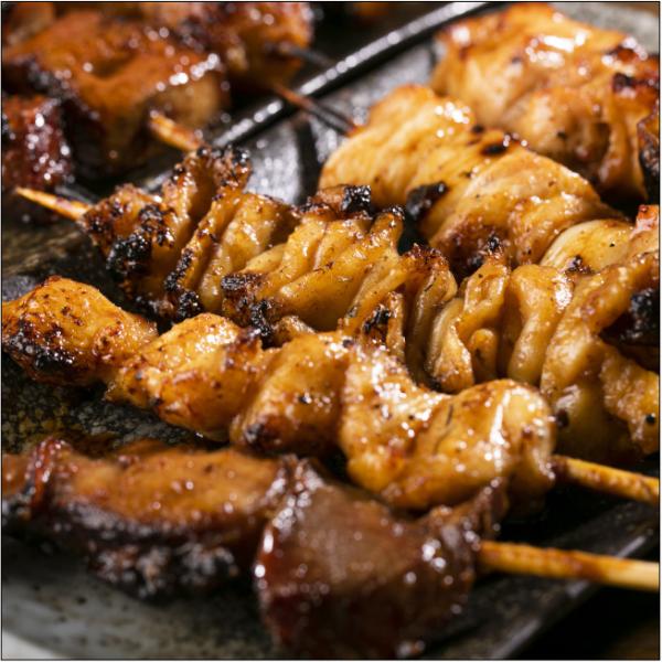 送料無料（ラッピング・送料込みで企画されたギフト商品）でお届けします。店舗でも大人気の10種類を3本づつ詰め合わせた大満足のセット！おつまみにも、おかずにも！バーベキューの一品としてもご利用いただけます。　熟練の職人が手作業で一本ずつ串打ち...