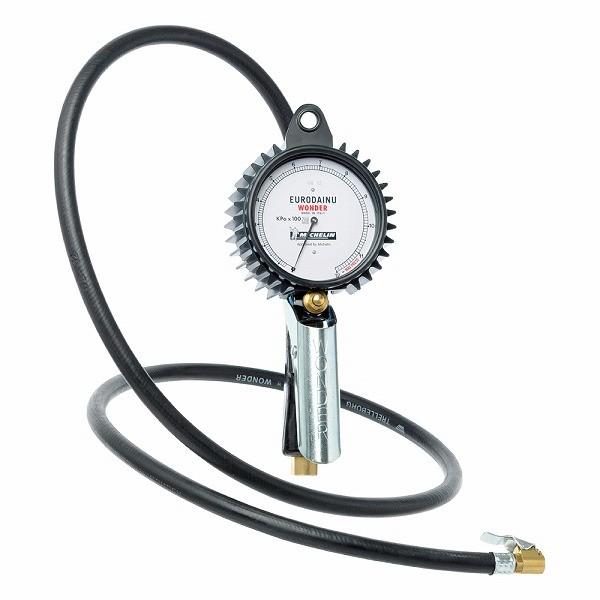 乗用車からトラックまで!ご存じミシュランのダイヌゲージです!大型メーター　表示:KPa表示使用圧力範囲:1200KPaホース全長:1.5m(チャック部含む)適合ホース外径:10φmmカプラーサイズ:1/4ストレートクリップチャック式　重量:...