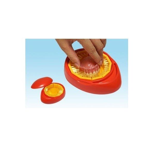 デンチャーブラシは、介護をする方とされる方向けに開発されました。フルーツ（マンゴー）をイメージしたインテリアのようなおしゃれな形で、だれでも簡単に入れ歯を磨けます。底に滑り止めがついており、片手で回すだけで、従来の歯ブラシタイプに比べ一度に...