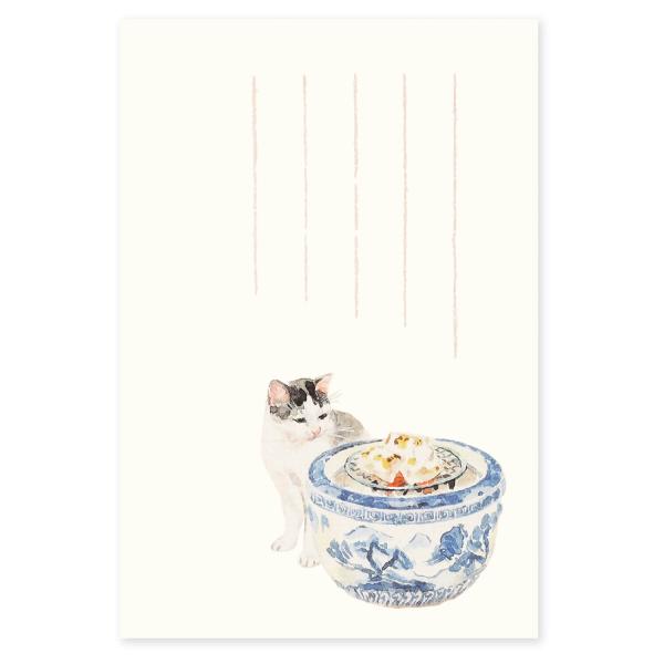 火鉢に添い、あたたまる猫。火鉢には美味しそうなお餅。網の上をじっと見つめているような表情の猫です。猫と共にある四季のひとこまを描いたイラストと共に、手書き風の緩やかな罫線が入っています。ペン・毛筆・プリンターでのご使用が可能です。年賀状・お...