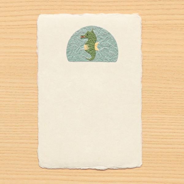 辰年にちなんで、タツノオトシゴをモチーフにした切り絵はがきです。四辺耳付きの手漉きはがきに、ひとつひとつ丁寧に作った和紙の切り絵があたたかみを伝えます。年賀状にももちろんのこと、暑中見舞いなど季節の挨拶状にもおすすめです。◎パッケージ内容：...