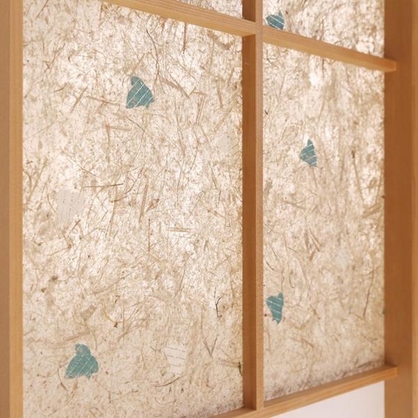 バナナ繊維に、アイビー（蔦）をかたどった和紙の切り絵パーツを漉き込んだ手漉き紙です。カルトナージュ、ラッピングペーパー、ランチョンマット、切り絵・ちぎり絵、ペーパークラフトなど、手作りを楽しむ素材としてお使いください。お部屋のDIYインテリ...