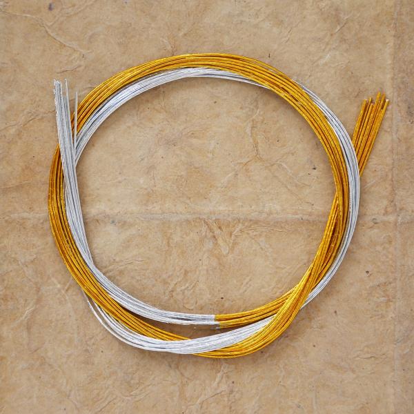 水引をお祝いの品にかけたりと、さかんになったのは、室町時代から江戸時代にかけて、日本独特の文化が興隆した頃といわれています。手が慣れないうちは、数本の水引を扱うのは思うようにいきませんが、いくつも作ることによって、自然と身についてきます。水...