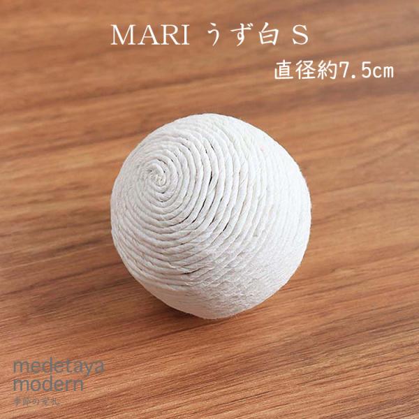 白い強制紙をこよりにして、巻きつけた和紙の毬です。お正月飾りやディスプレイとしてお使いください。◎サイズ：直径7.5cm（約）