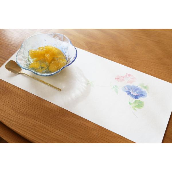 夏の早朝に鮮やかな花をつけ、清々しい風情をもたらす、朝顔。水彩の淡い筆致で描いた朝顔のかい敷です。ランチョンマットとして、夏の宴席やお盆の集まりの時にもぴったりです。お中元などのギフトの掛け紙にもお使いいただけます。同じ柄で、「箸包み」や「...