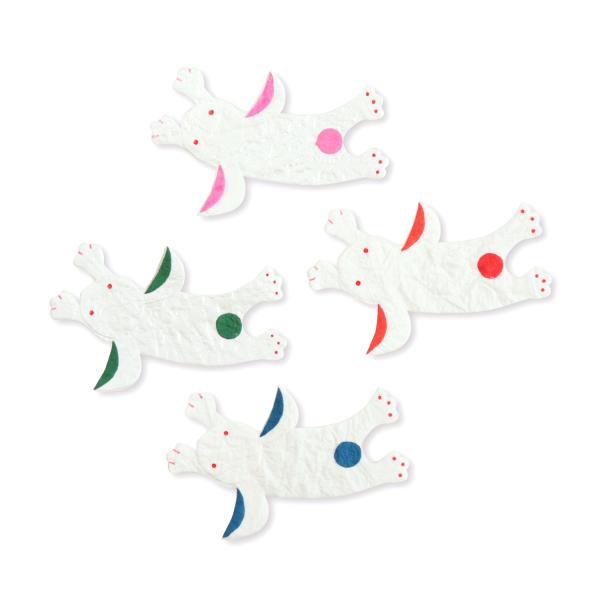 跳ね回るうさぎの和紙パーツです。年賀状やお祝いの日のテーブルコーディネートにお使いいただけます。メッセージカードや封筒、お祝い袋などのワンポイントにしたり、アレンジして飾りものにするのも素敵です。のりで貼って使用する場合は、和紙専用のりやス...