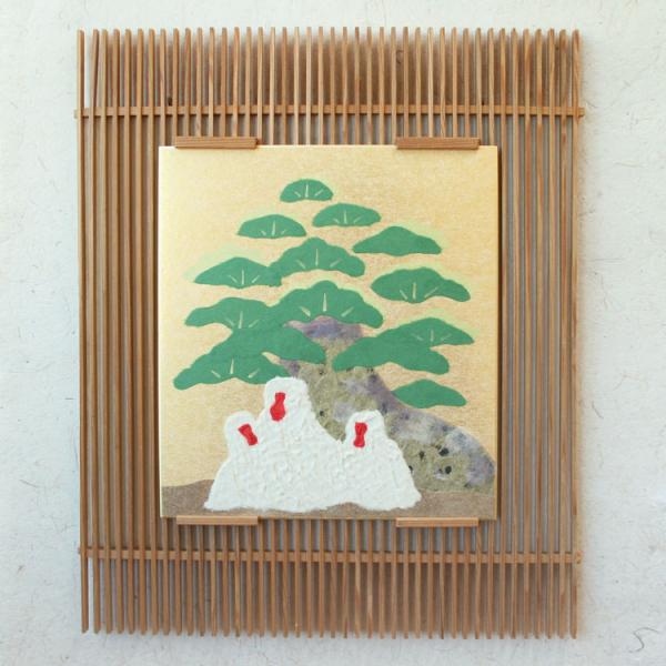 老松の前に座る3匹の白い猿を描きました。金色の色紙には薄い和紙を重ね、落ち着いた雰囲気に仕上げています。その上に1枚1枚丁寧に張り重ねたちぎり絵。申年をことほぐ1枚です。ギフトにもおすすめです。◎内容：多当紙付き◎サイズ：幅24×高さ27c...