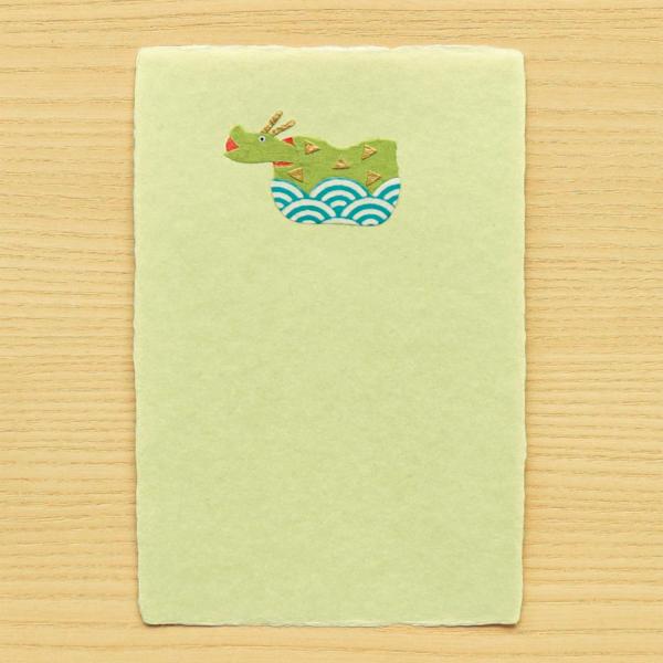 張り子の玩具、首振り辰の絵柄です。四辺耳付きの手漉きはがきに、ひとつひとつ丁寧に作った和紙の切り絵があたたかみを伝えます。季節の挨拶状や年賀状にいかがですか。◎パッケージ内容：はがき　1枚＊こちらは、ネコポス可能な商品です。ただし、大きな商...