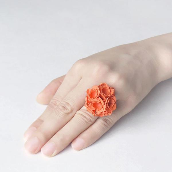 Ayuko HishikawaRINGFUJIフリーサイズ　（最小約10号〜最大約17号）　リング部分を広げて調節するタイプです。素材　モチーフ：ハードナオロン（和紙）　リングパーツ：真鍮に黒メッキ　 サイズ　モチーフ：約 30 × 30 ...