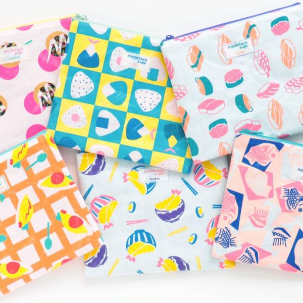 日本のオイシイ食べ物を印刷したポーチです。柄は職人の手によってシルクスクリーンで一枚一枚印刷しています。ポップな色の「お寿司」・「天丼」・「たい焼き」の3種類に加え、「オムライス」・「たこ焼き」・「おにぎり」の新柄が登場しました。二枚仕立て...